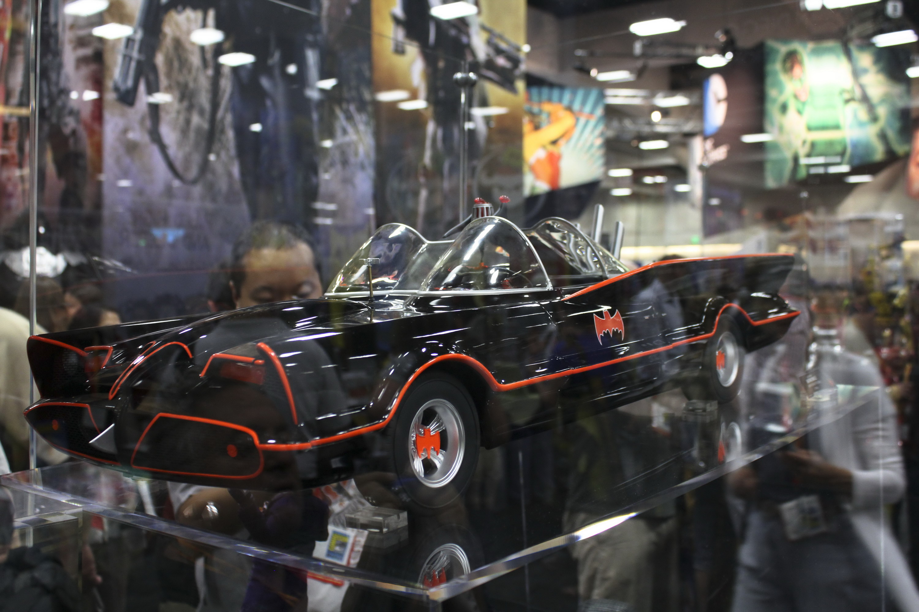 HOT TOYS REVEALS 1/6 SCALE 66' BATMOBILE!!! - Page 8 - Gotham City